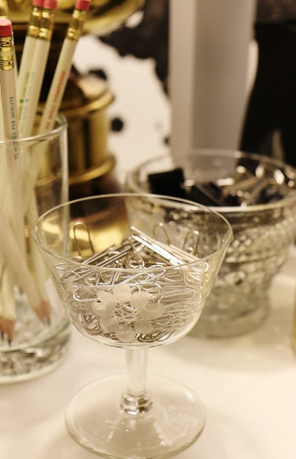 5 Easy Organization Ideas to Create the Chicest Desk Ever - Setting For ...